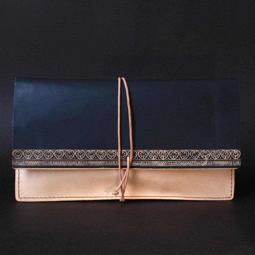 The abduction of the daughters of Leucippus Leather clutch (Medium)